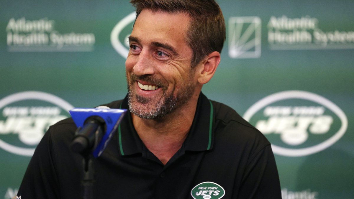 Jets’ QB Aaron Rodgers Attempts to Dance During Taylor Swift Show at ...