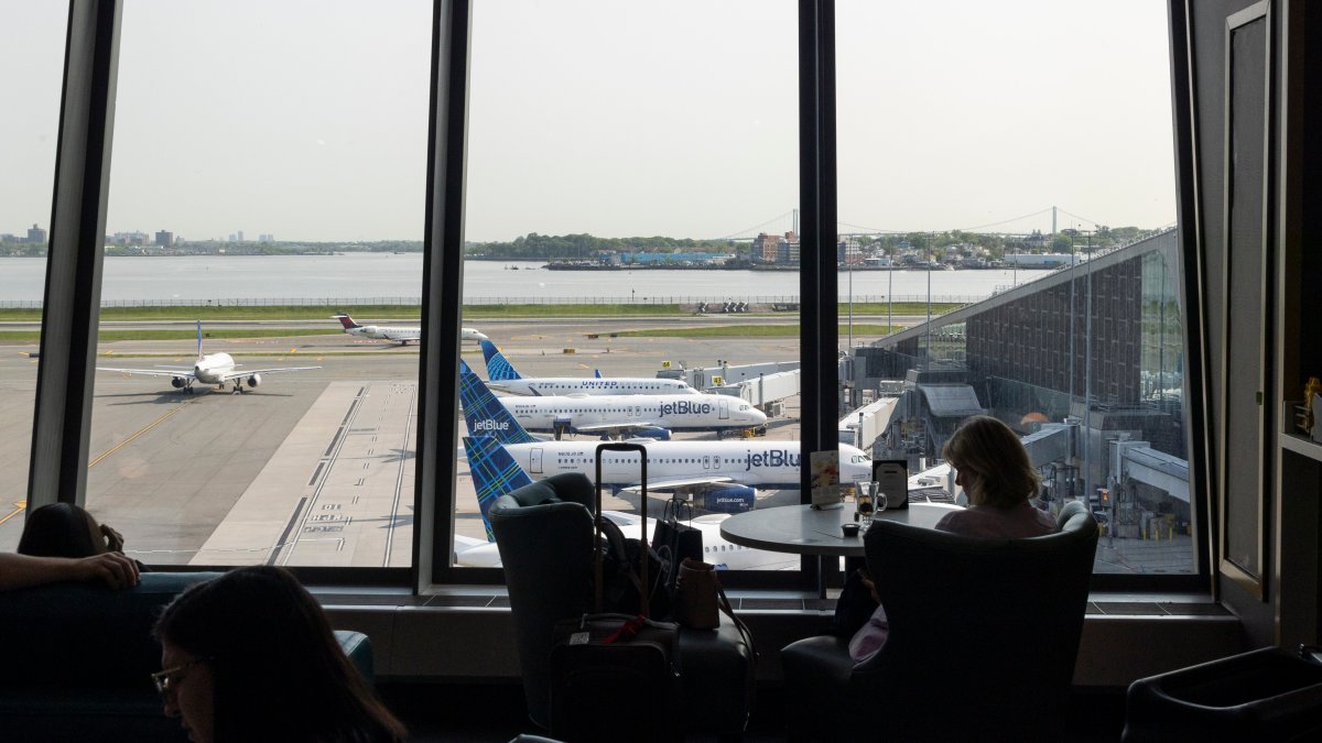 FAA grounds flights to LaGuardia and Newark airports due to wildfire ... FAA grounds flights to LaGuardia and Newark airports due to wildfire ...