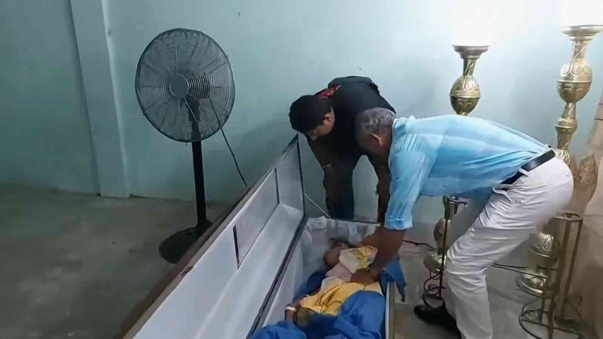Woman in Ecuador bangs on casket at wake after being declared dead ...