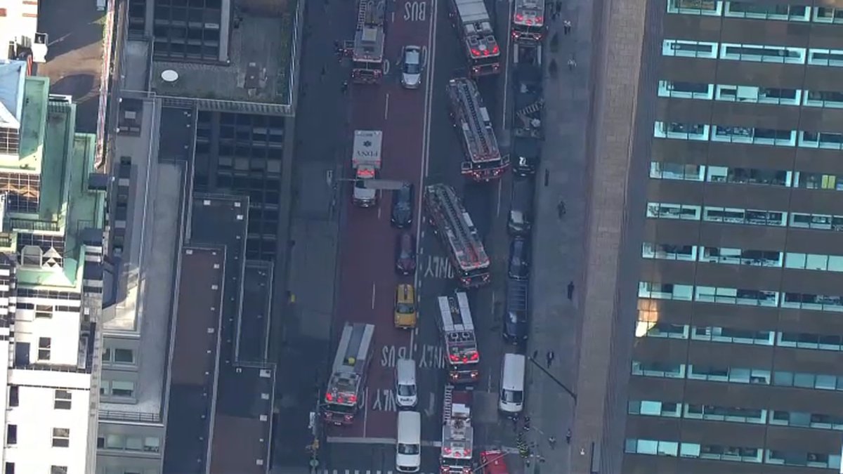 Midtown Manhattan explosion leaves 2 workers hurt: NYPD – NBC New York