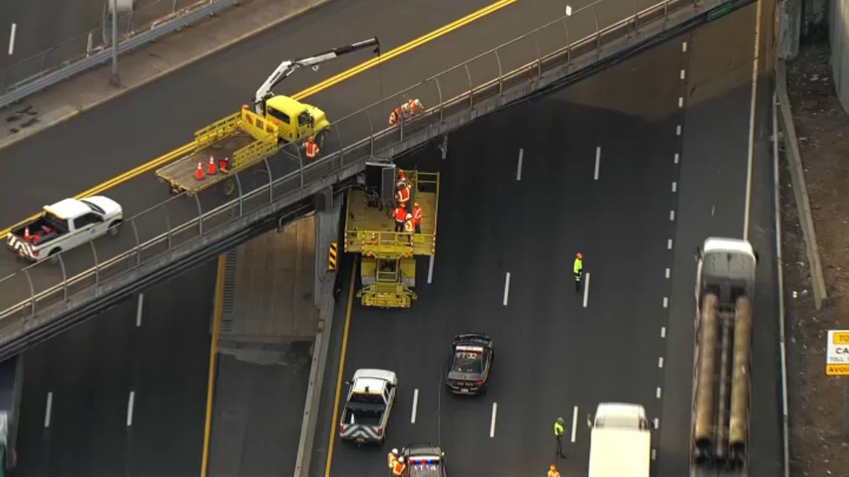 Rockland County: Truck traveling on I-87 hits overpass, causes lane ...