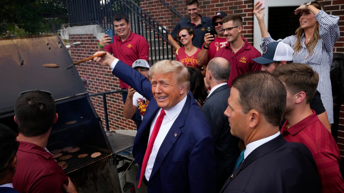 Trump visits a fraternity house in Iowa before going to college ...