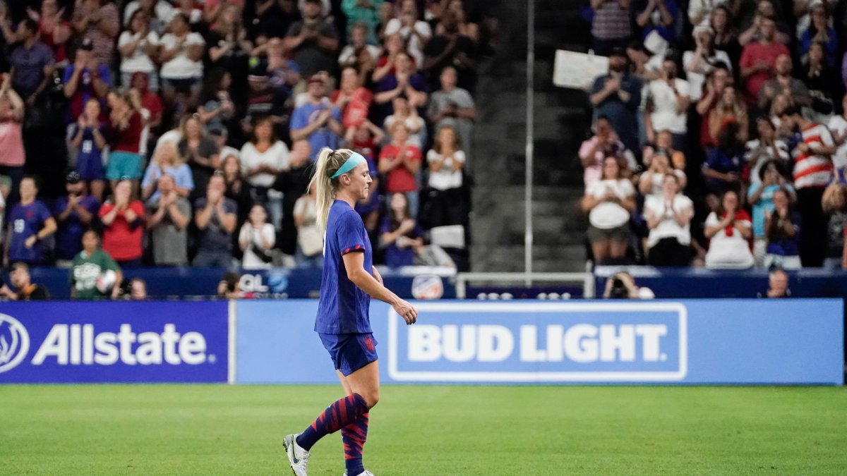 Julie Ertz says goodbye to the US national team during a 3-0 win over ...