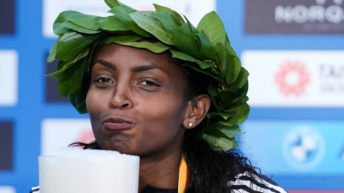 Tigst Assefa shatters the women’s marathon world record – NBC New York