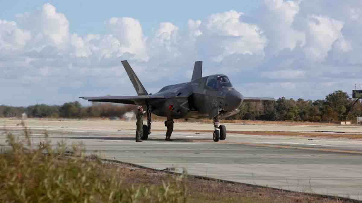 Pilot of downed F-35 stealth fighter jet parachuted into residential ...