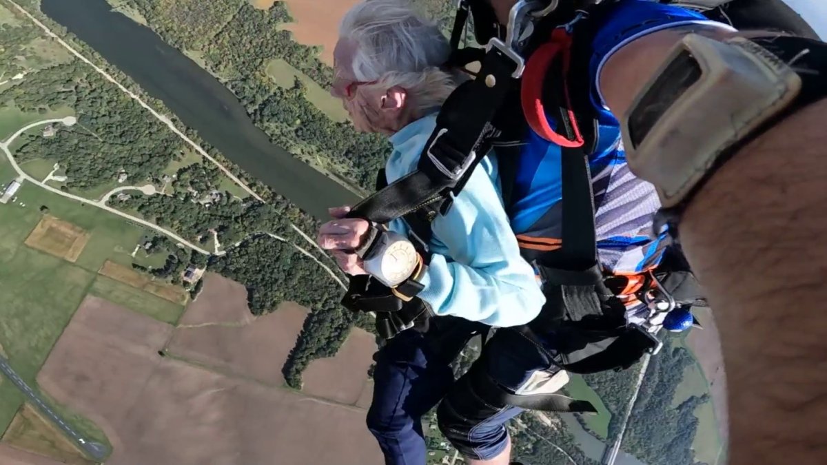 Watch 104 Year Old Chicago Woman Sets Skydiving World Record Nbc New