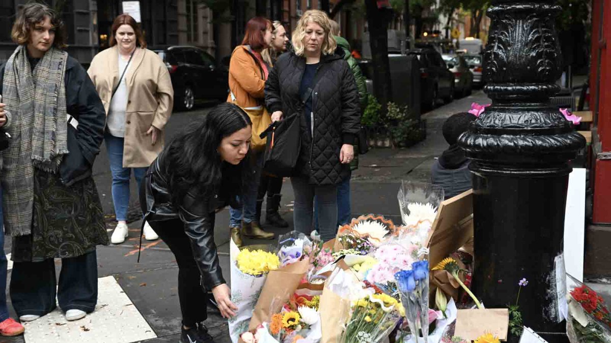 New York ‘Friends’ apartment flooded with tributes for Matthew Perry ...