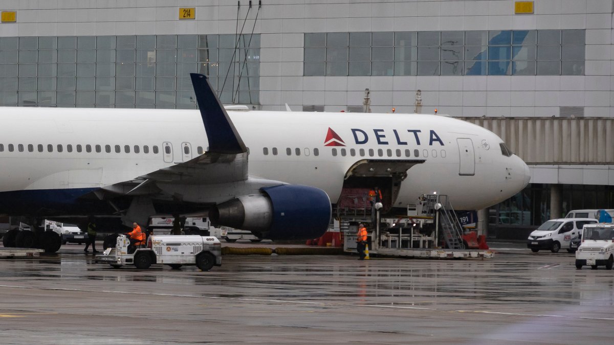 Former Delta pilot indicted after allegedly threatening to shoot ...