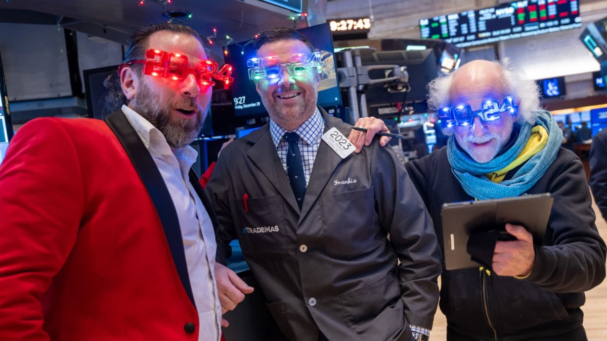 S&P 500 falls slightly Friday, but rides 9-week win streak to end 2023 ...