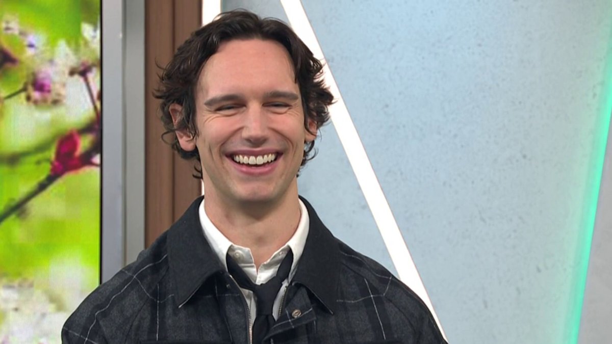 Cory Michael Smith On New Film “May December” – NBC New York
