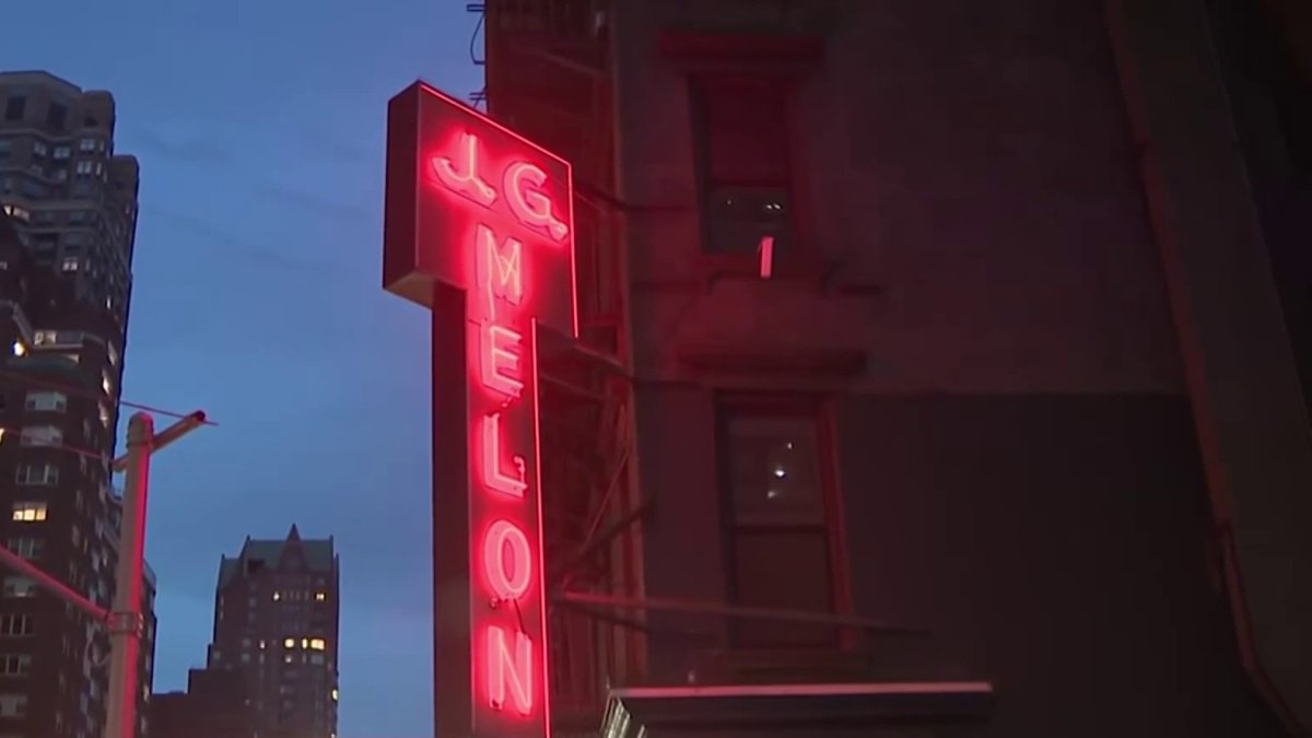 2 thieves fire shot during attempted robbery outside JG Melon – NBC New ...