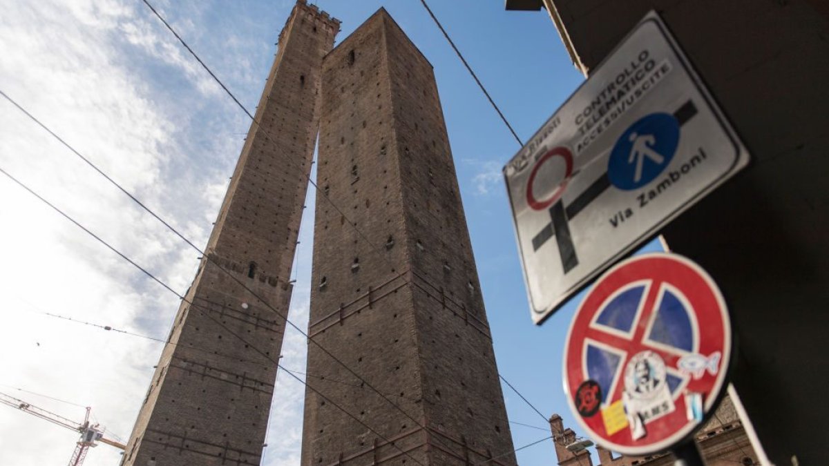 Leaning tower in Bologna, Italy may collapse, causing Italian officials ...