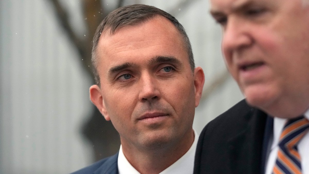 Delta pilot who threatened to shoot captain calls it a ...