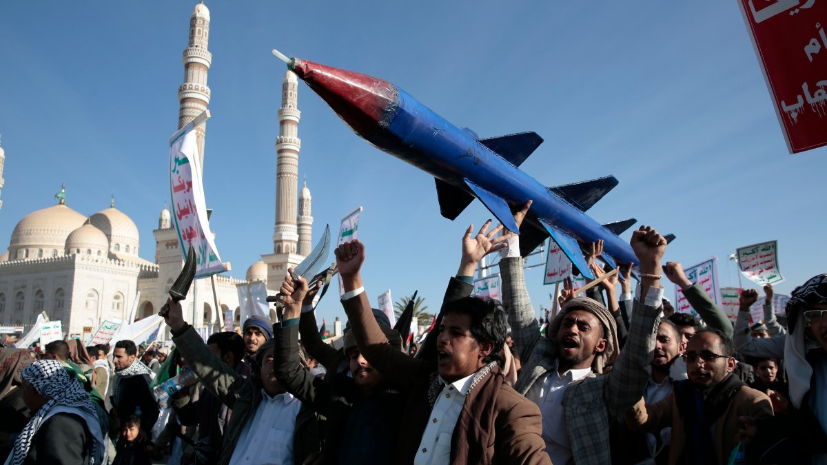Yemen Houthis Fire A Missile At A Us Warship Nbc New York