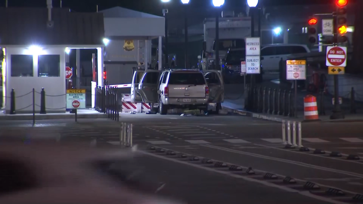 Driver In Custody After Crashing Into White House Gates Nbc New York