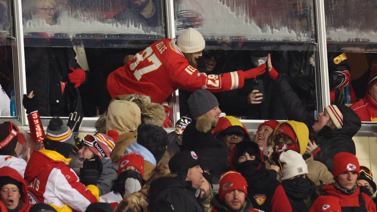 Woman sitting by Taylor Swift at Chiefs game opens up about thoughtful ...