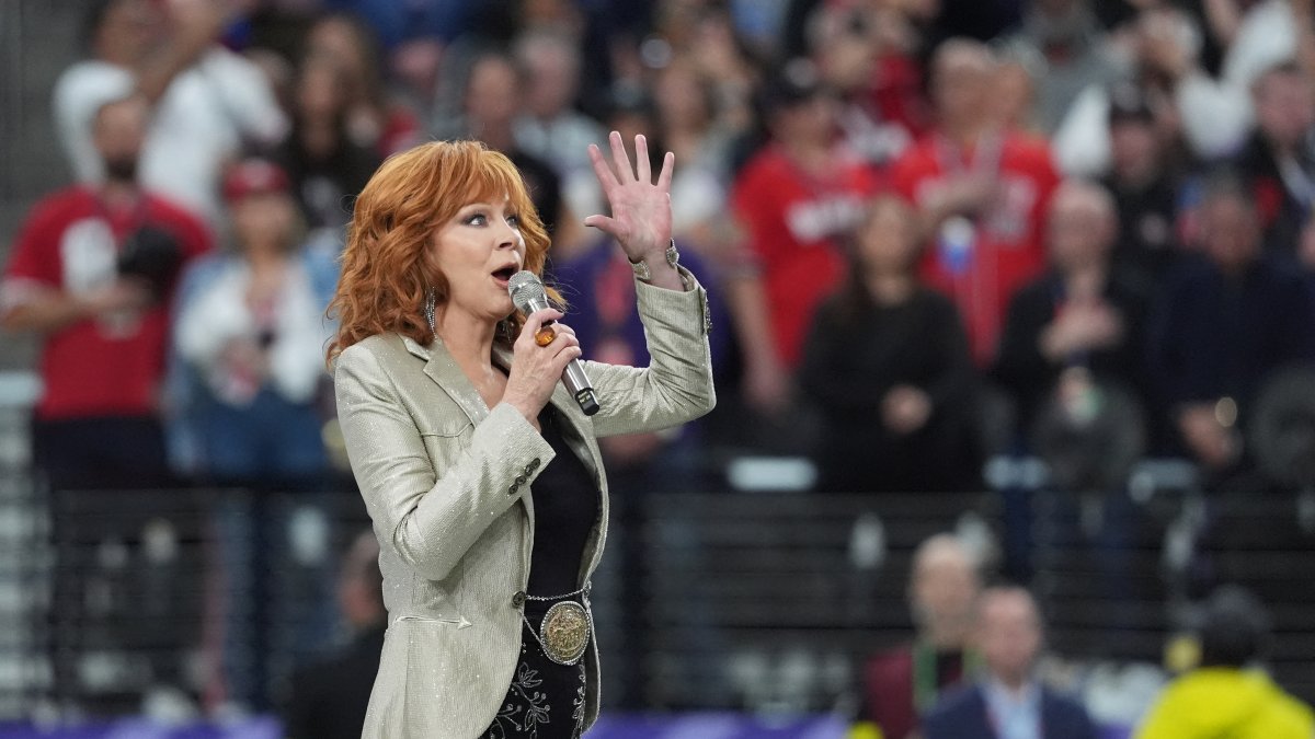 Watch Reba McEntire sing the national anthem – NBC New York