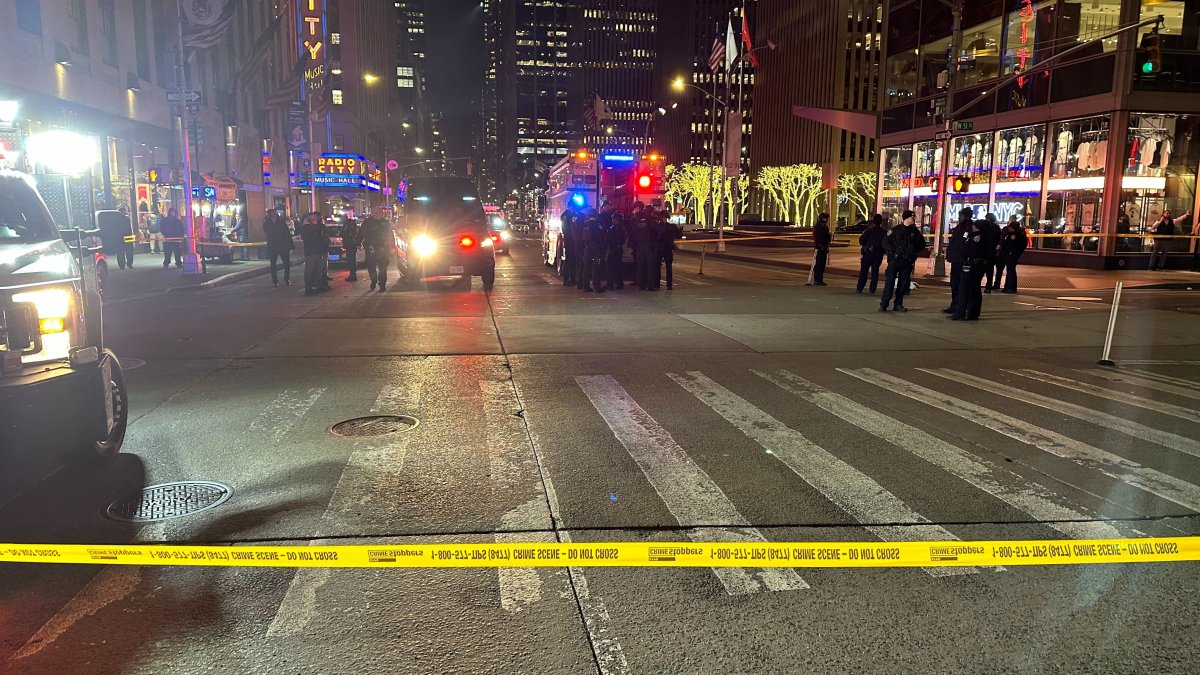 Times Square shooting: NYPD hunts gunman, tourist hurt – NBC New York