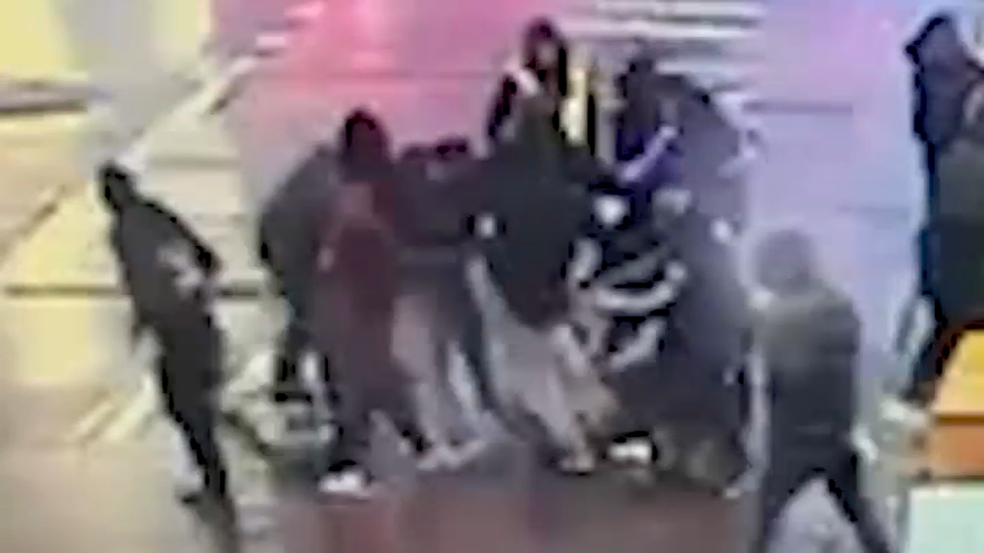 MxM News: Exclusive video shows moment 23 people allegedly gang up, attack teen in Times Square ...