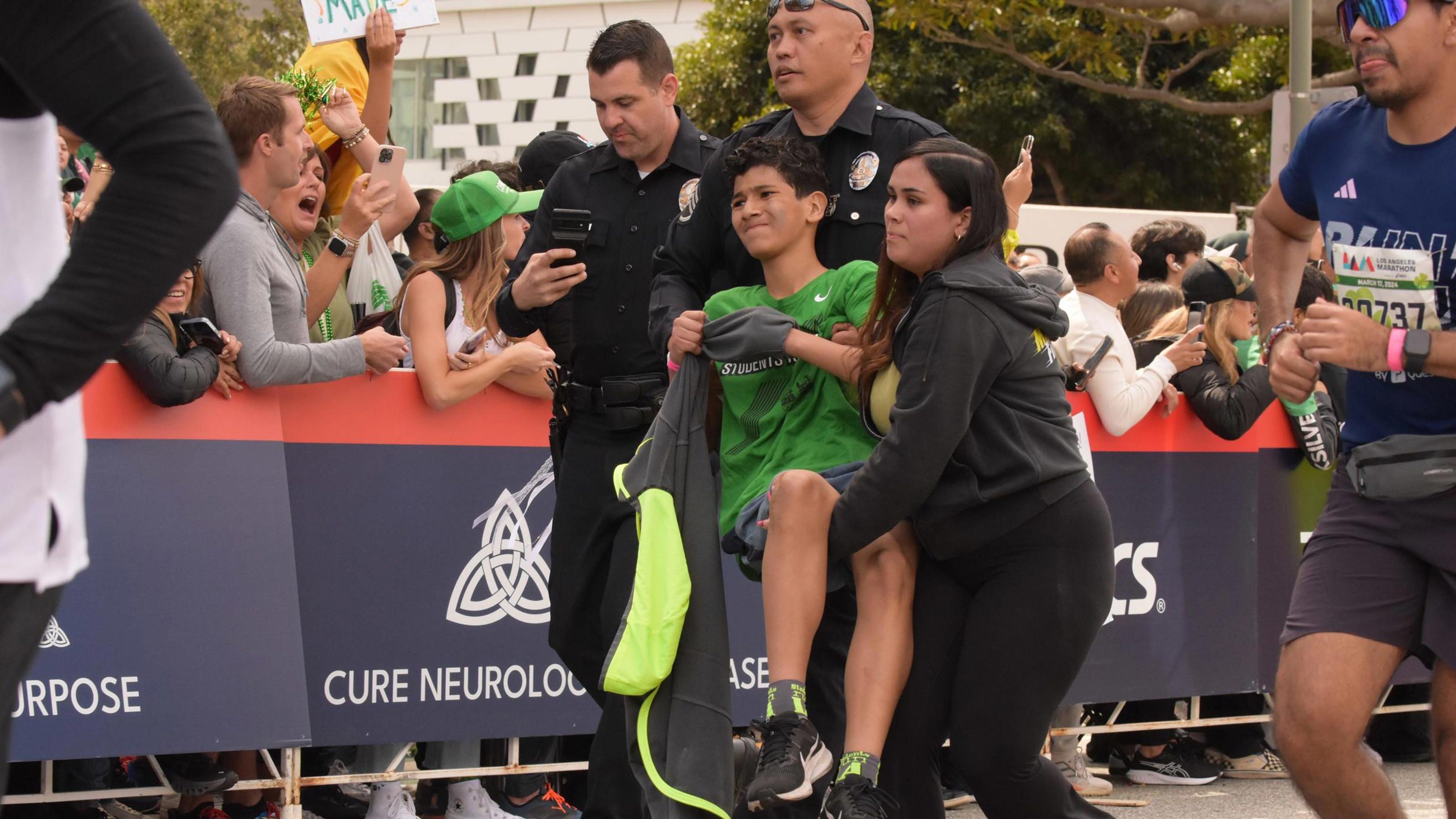 LAPD Sergeant helps carry young runner to LA Marathon finish – NBC New York