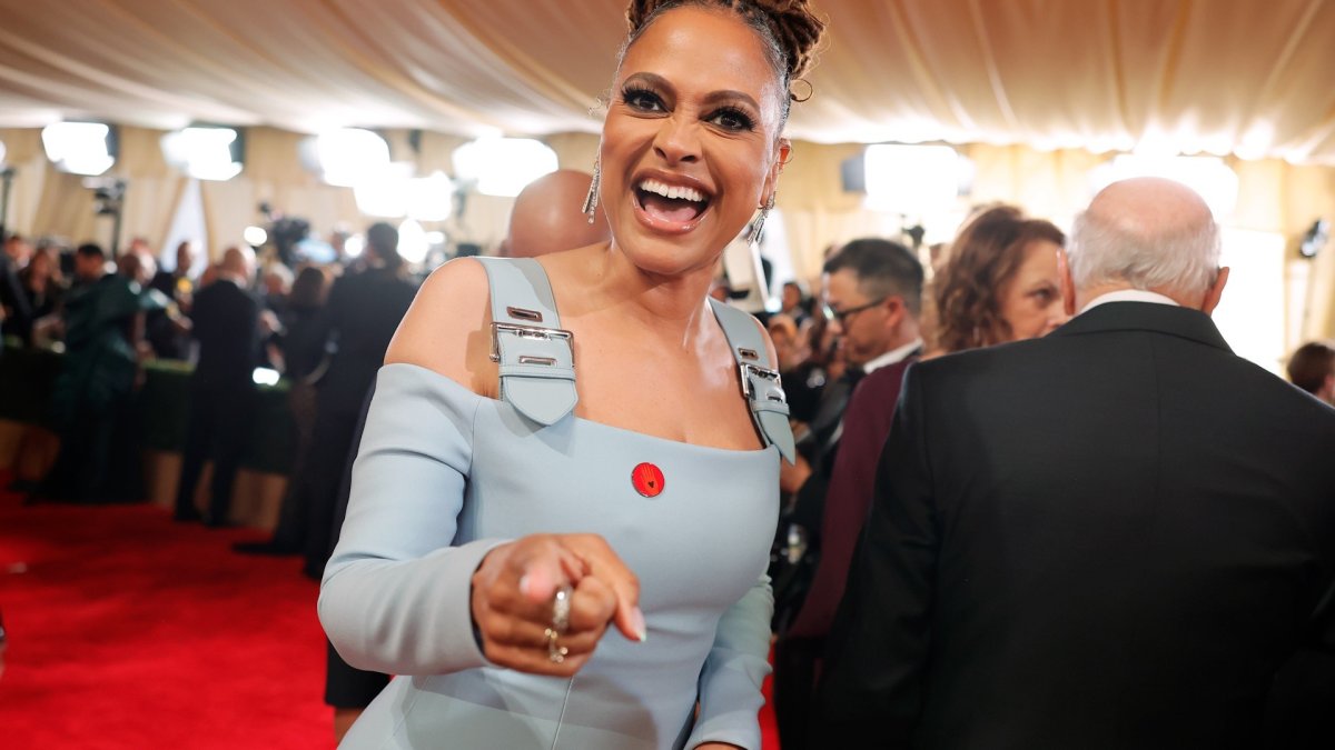 Celebrities wear red pins to call for ceasefire in Gaza – NBC New York