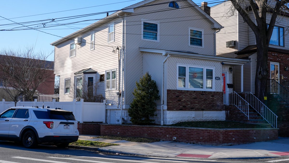 Adams stands by aide at center of latest FBI raid – NBC New York