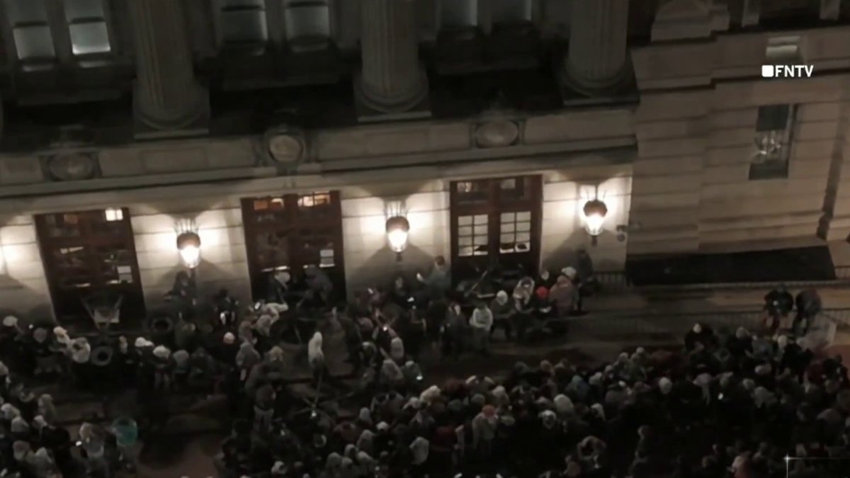 VIDEO: Columbia University protesters takeover Hamilton Hall – NBC New York
