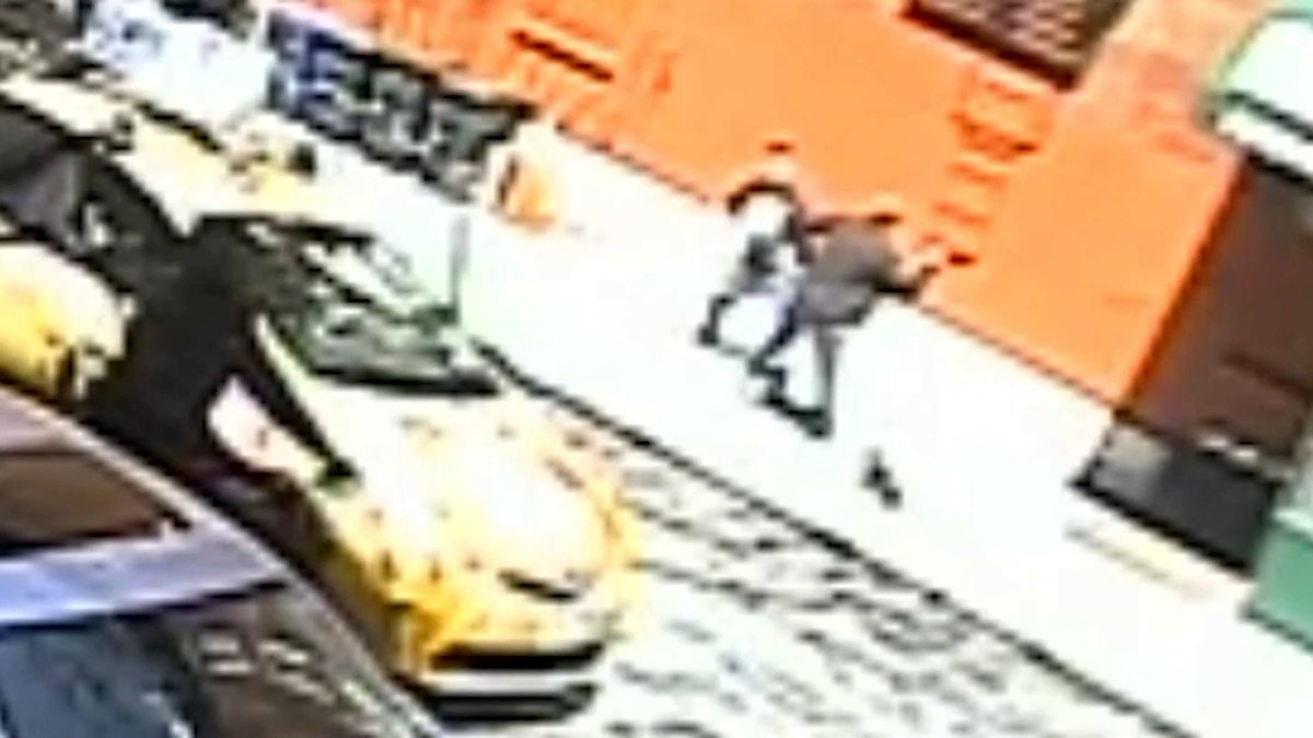 Man walking Yorkie slices victim in Hell’s Kitchen brawl – NBC New York