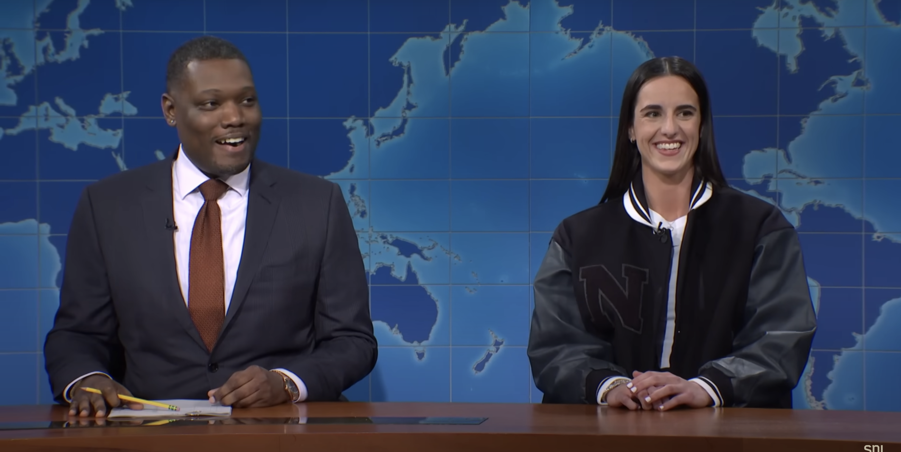 Caitlin Clark roasts Michael Che in hilarious ‘Weekend Update ...