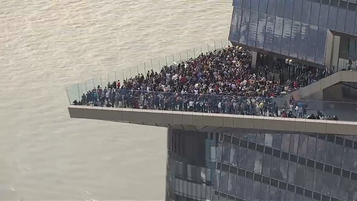 WATCH: New Yorkers gather on The Edge at Hudson Yards to watch the ...