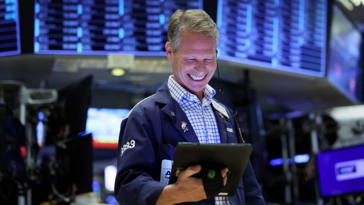 Dow Rises More Than 400 Points For Record Close Wall Street Posts
