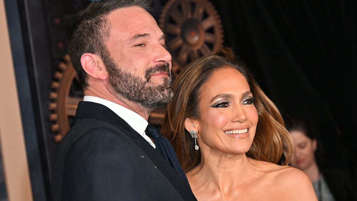 Ben Affleck and Jennifer Lopez wear wedding rings amid breakup rumors ...