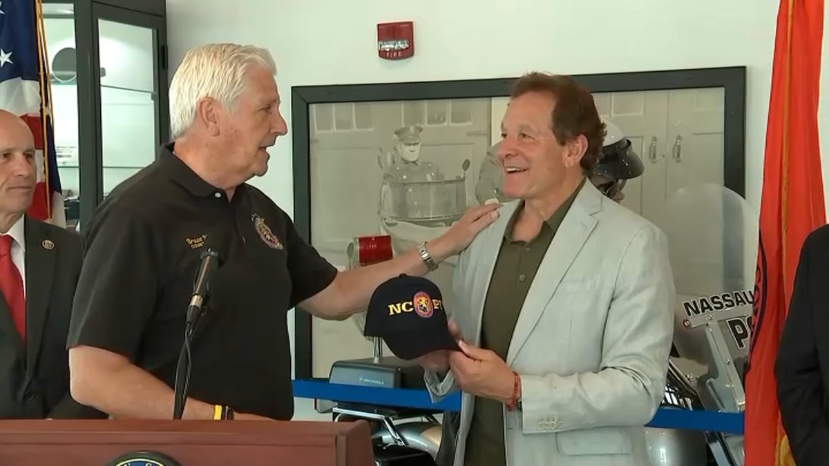 ‘Police Academy’ actor Steve Guttenberg visits a real-life police ...