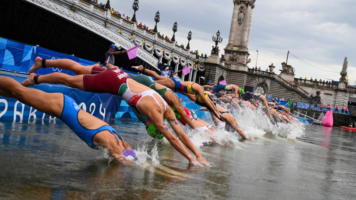 Women’s triathletes swim in the Seine at 2024 Olympics – NBC New York