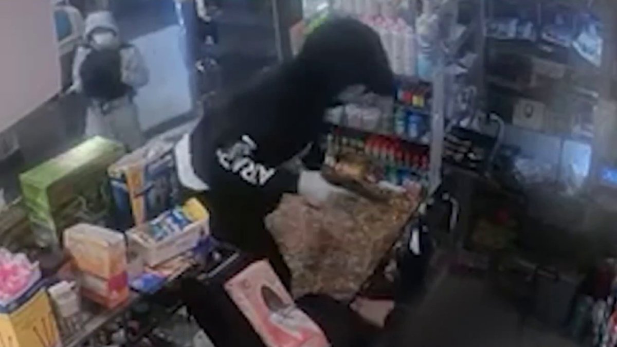 Video shows violent attack on Bronx bodega worker by two suspects – NBC ...