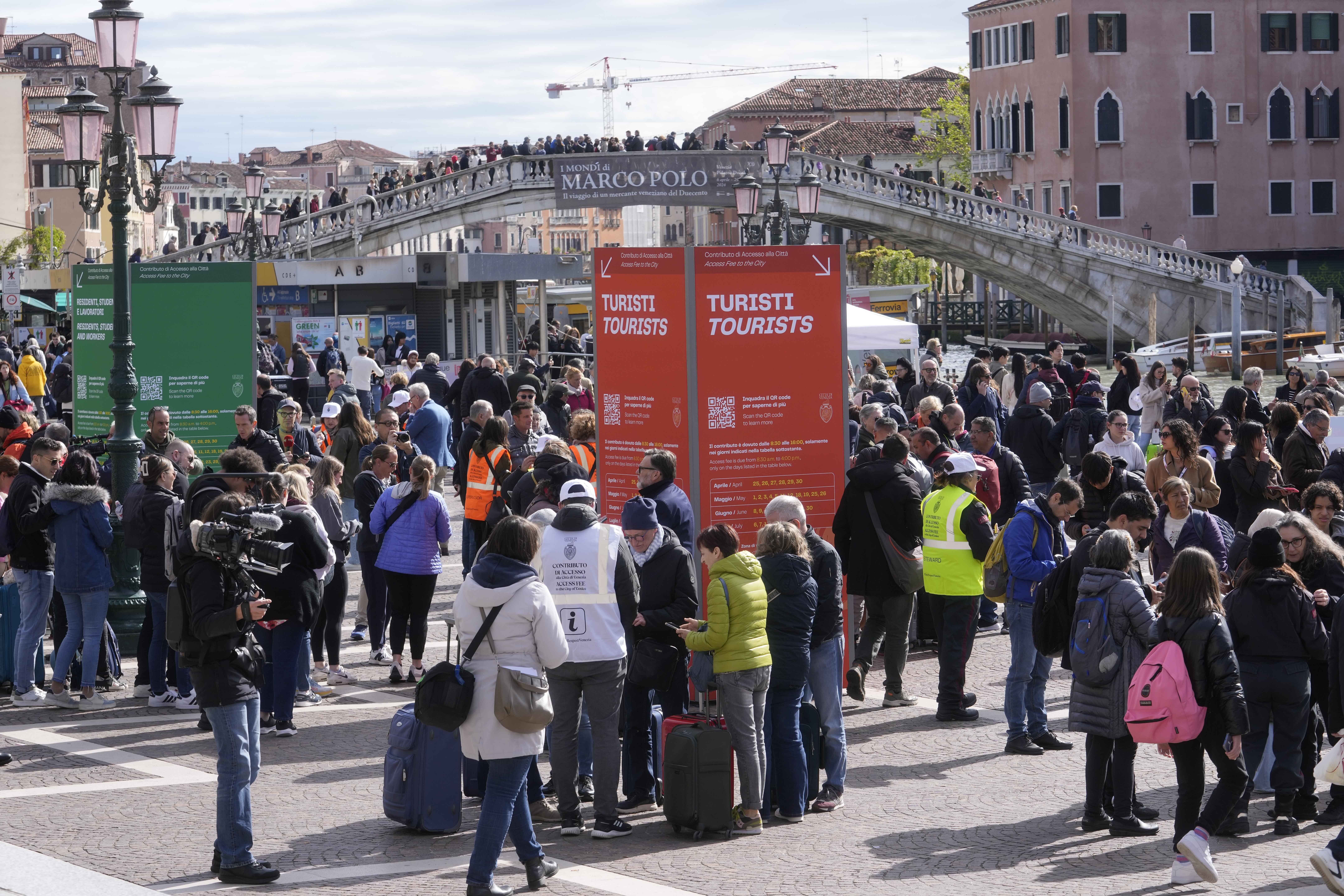 Venice day-tripper tax fails to deter visitors, opponents say – NBC New ...