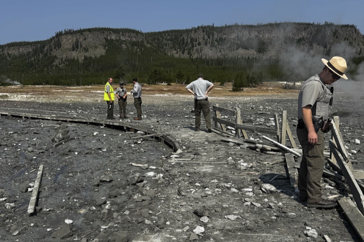 Geyser Explosion Sends Dozens Running For Safety In Yellowstone Nbc New York