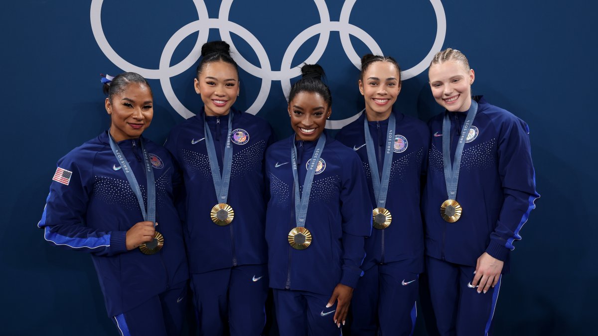Watch Simone Biles Suni Lee And The U S Gymnastics Team Win Gold At