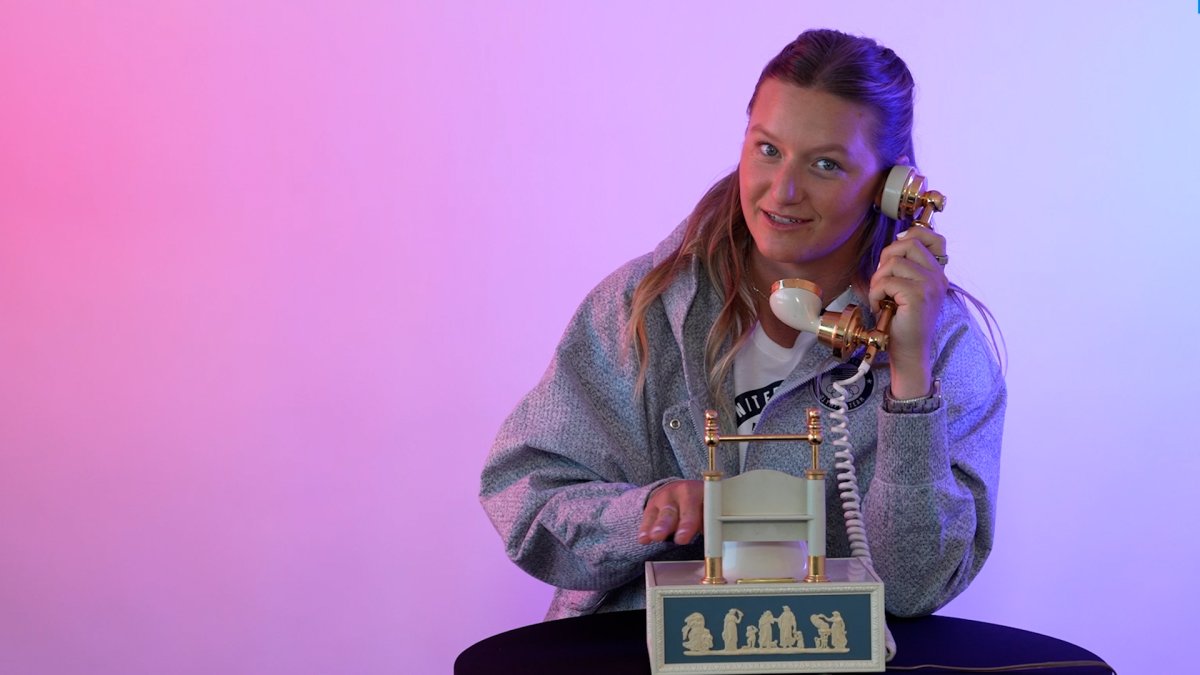Olympians and Paralympians try to use a rotary phone – NBC New York