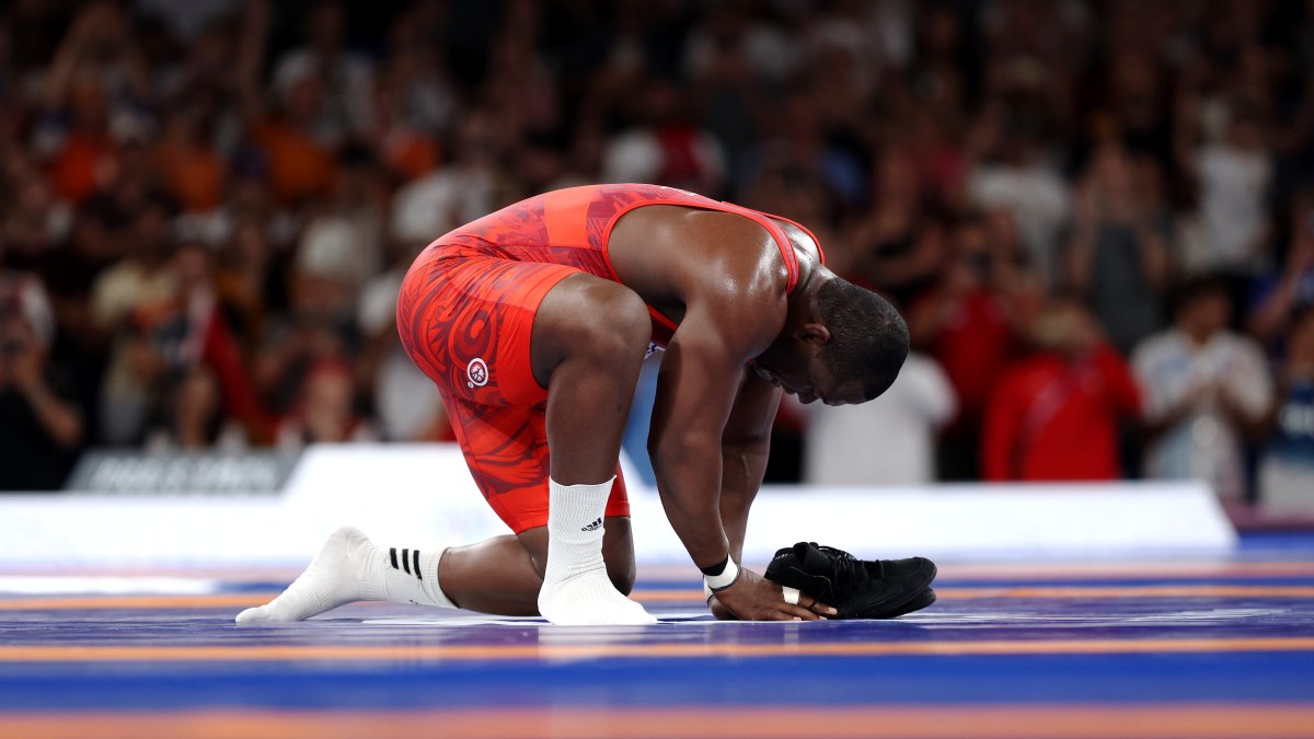 Cuban Greco-Roman wrestler Mijain López Núñez symbolically announces ...