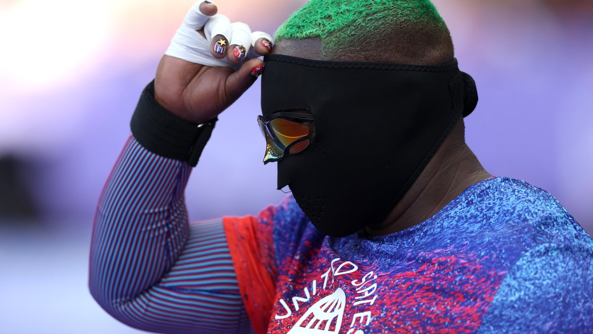Why does Raven Saunders wear a mask for shot put? – NBC New York
