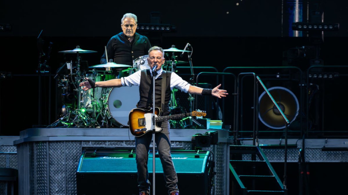 Philly fans boo as Bruce Springsteen sings about the Giants – NBC New York