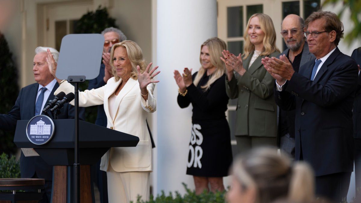 ‘The West Wing’ cast visits the White House for a 25th anniversary ...