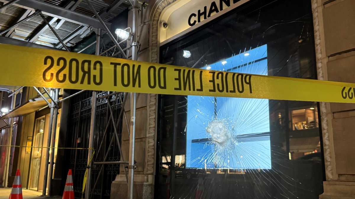 Thieves use sledgehammer to break into Upper East Side Chanel store, 3 ...