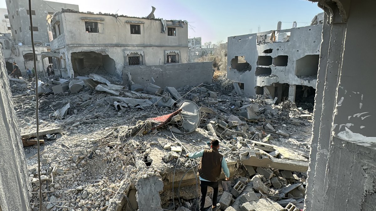 Gaza girl who carried sister to safety says she wants to see her family ...