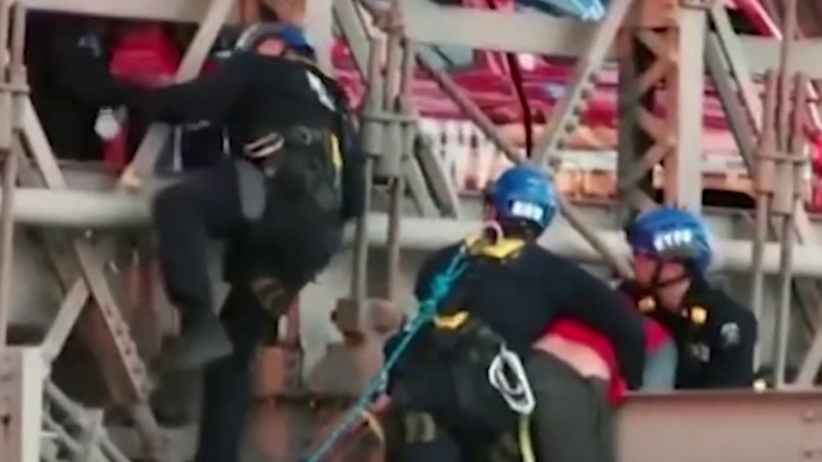 NYPD officers talk after heroic Brooklyn Bridge rescue – NBC New York