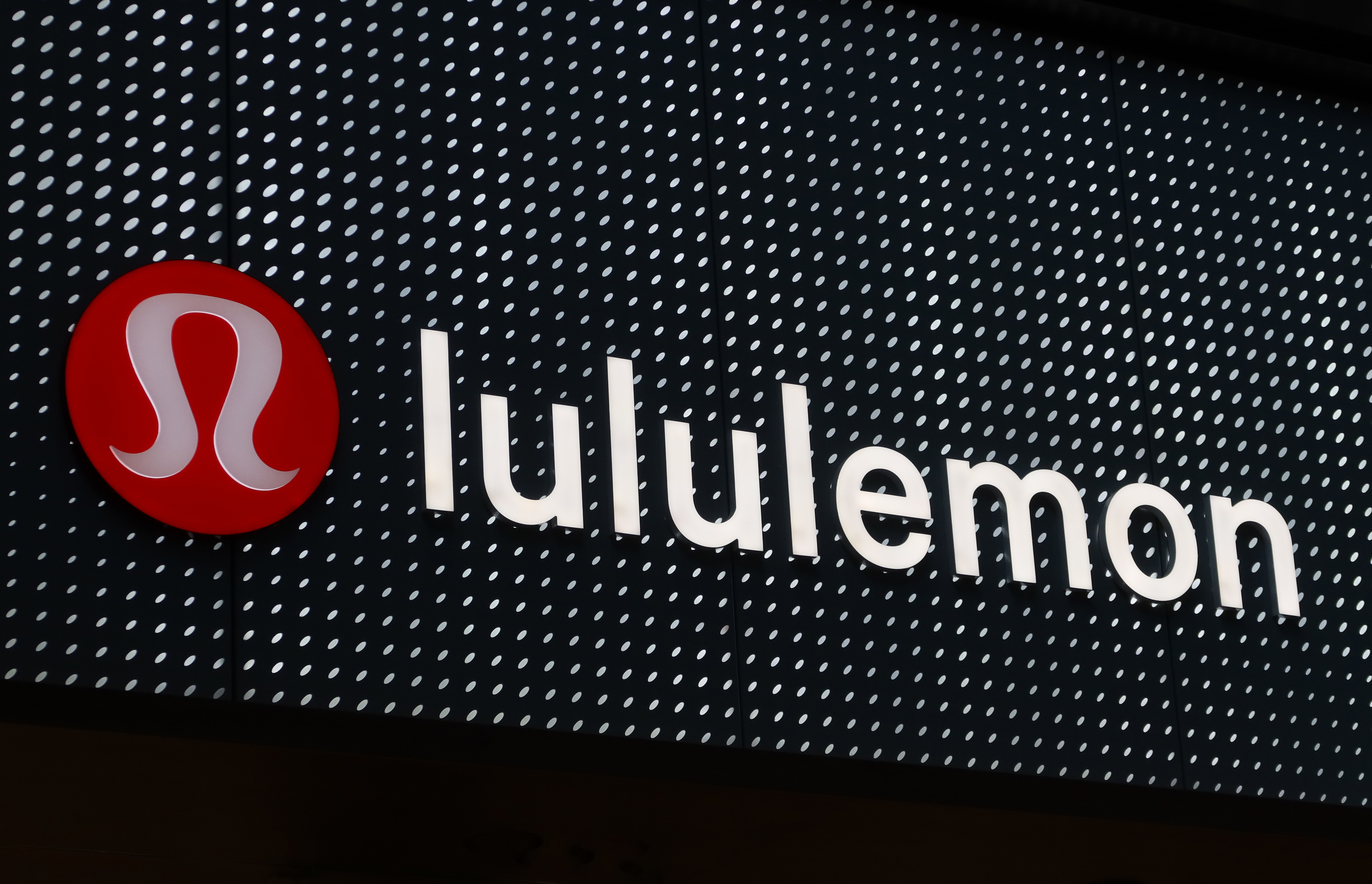 Couple accused of stealing nearly $1M worth of Lululemon products – NBC ...
