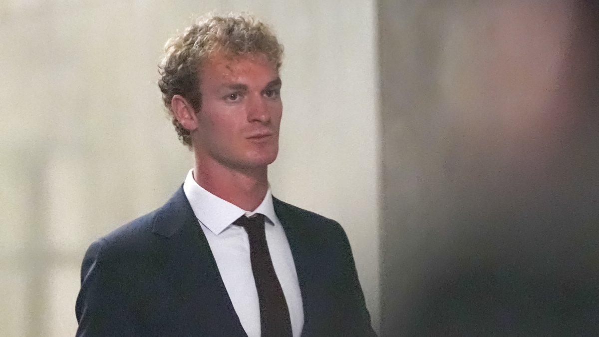 Daniel Penny trial: Pathologist disputes that chokehold killed Jordan ...