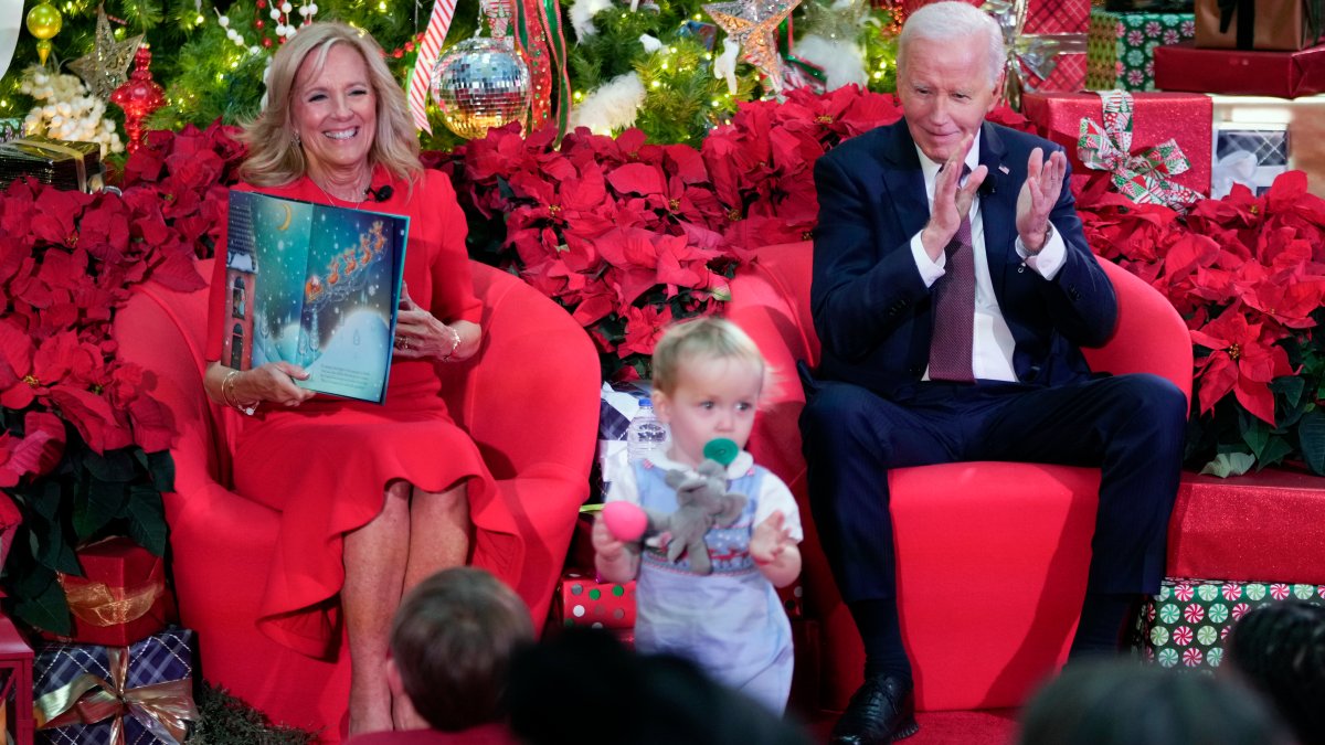 Biden and the first lady bring holiday cheer to children’s hospital ...