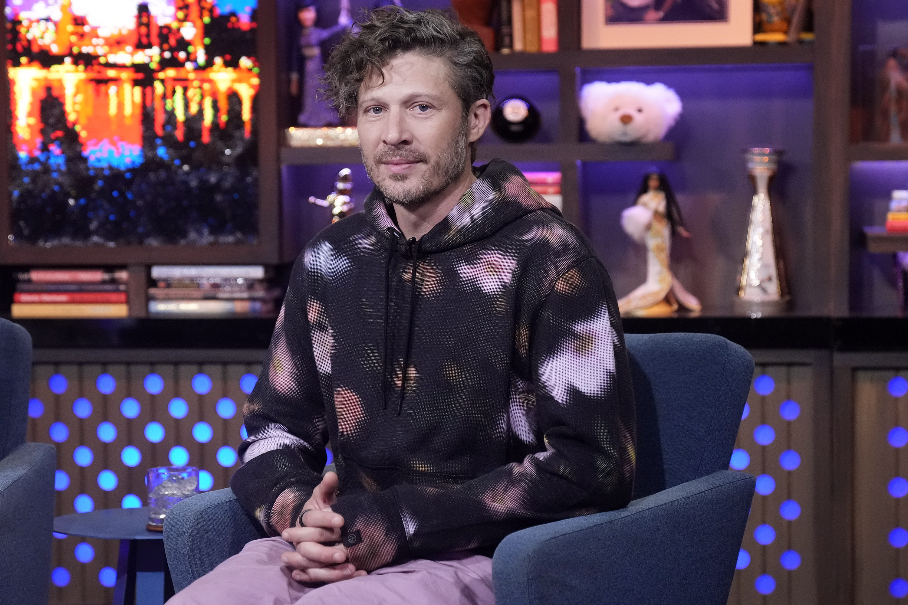 El actor Zach Gilford comparte impactantes fotos de su rostro hinchado ...